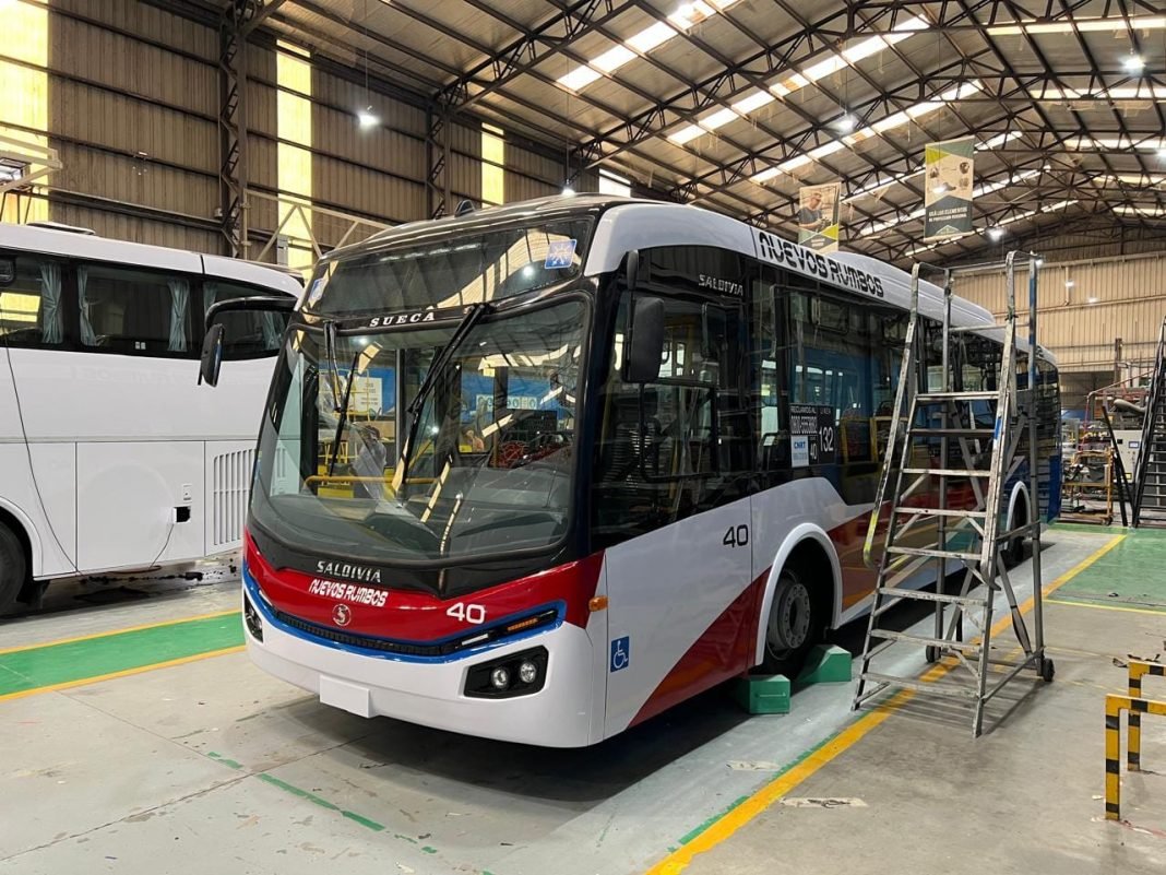 ¡Una pinturita! La Línea 132 ya tiene al Saldivia sobre chasis Volvo ...