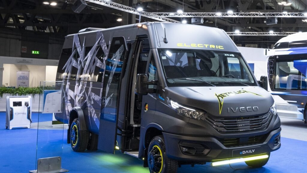 Iveco Bus proporciona dos minibuses eDaily BEV al equipo de Metallica ...
